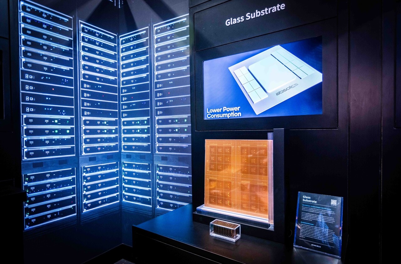 SKC, CES 2025서 반도체 글라스 기판 실물 전시한다... 데이터센터 핵심소재 정조준